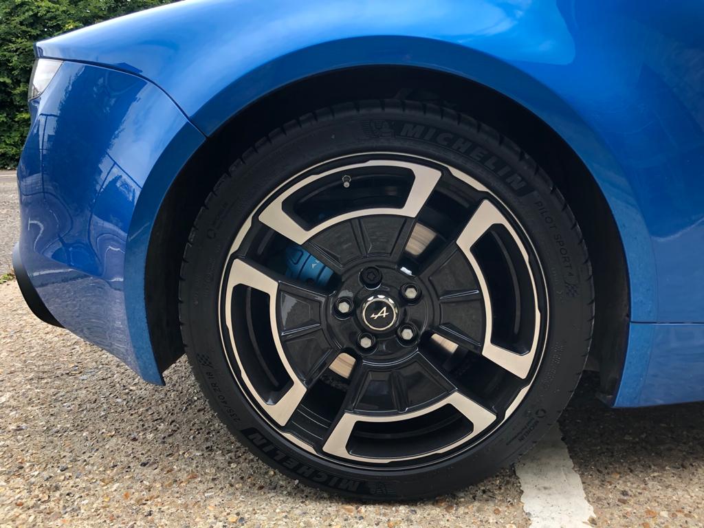 Alpine A110 Légende Edition - Selecting Gear